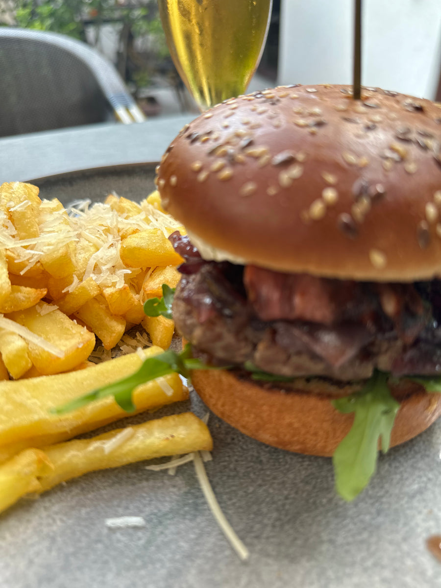 Burger cu branza de capra, rucola si dulceata de ceapa