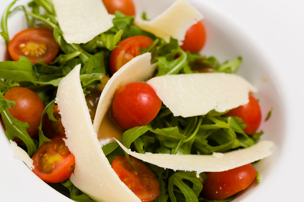 Salata rucola cu rosii cherry si parmezan